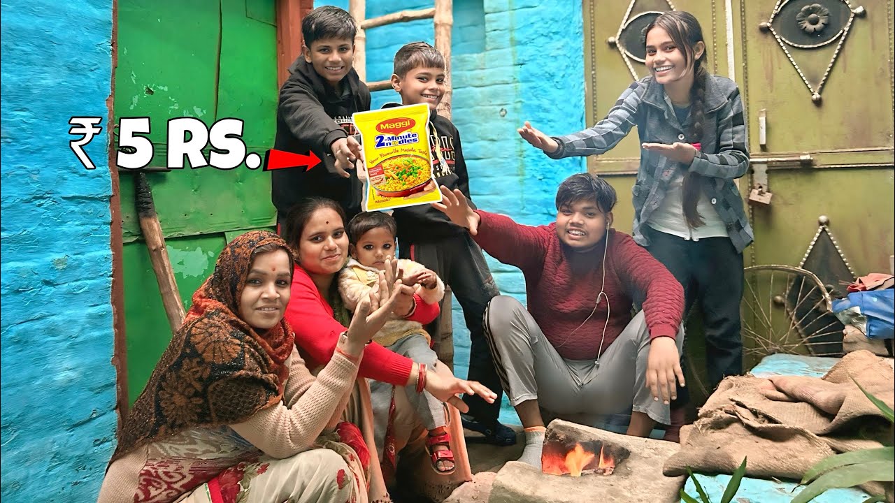 Making 5 Rupees Maggi In 7 People 😲 - YouTube