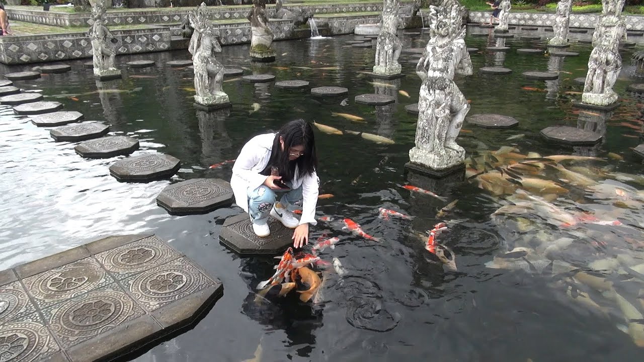 Bali 04 - Taman Tirta Gangga about 10km from "Gate of Heaven" with ...