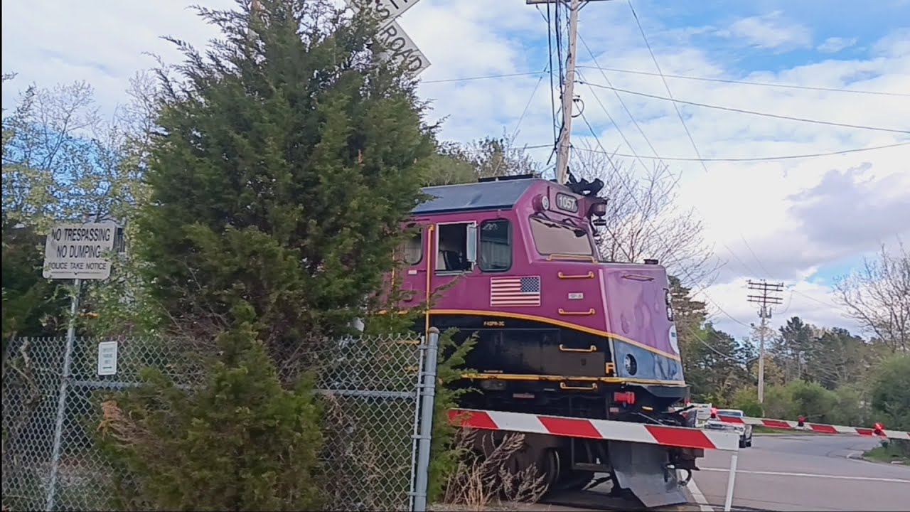 MBTA 1057 Leads an Extra and arriving at kingston - YouTube