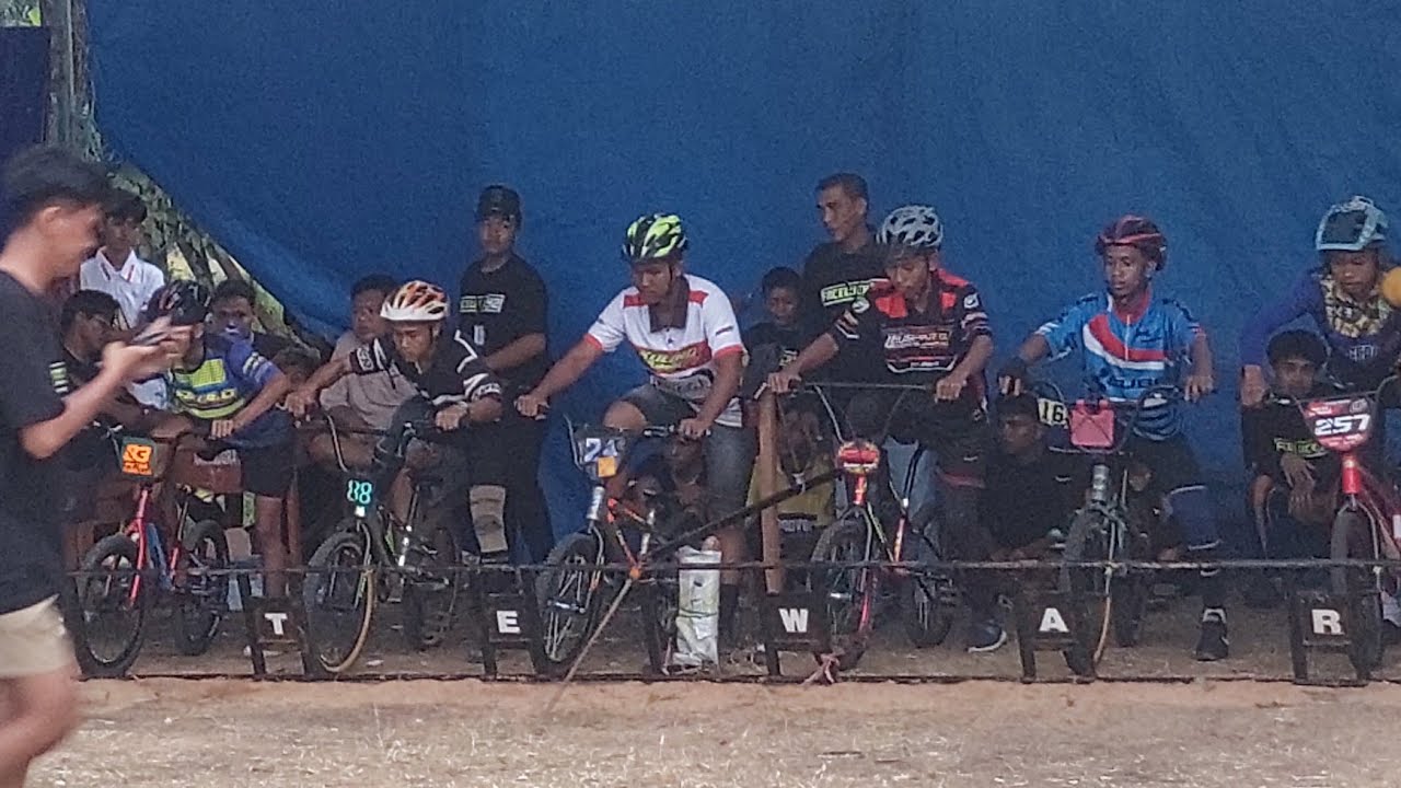 Lomba balap sepeda bmx di Kabupaten Soppeng Sulawesi Selatan - YouTube