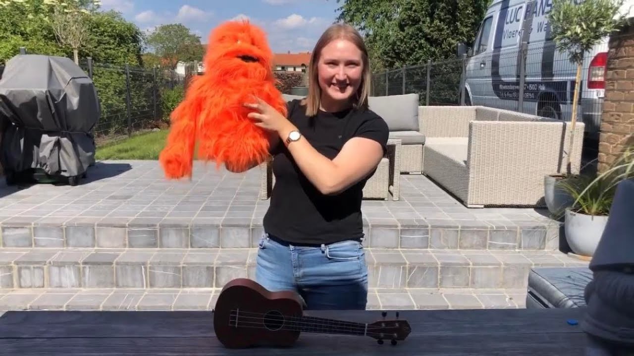 Sil het monster maakt kennis met de ukelele - YouTube