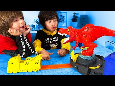 T-REX DEVORADOR DESTRUCTOR  de HOT WHEELS CITY con Dani y Evan
