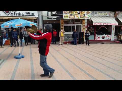 Zil İle Oynayan Adam