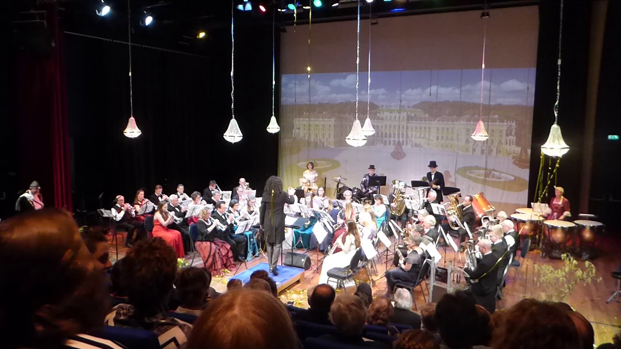 SDG meets Andre Rieu 76 Trombones - YouTube