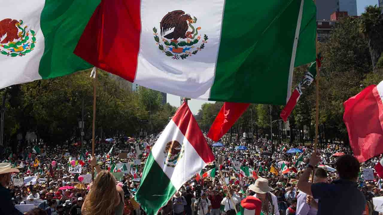 Mexicans hold massive anti-Trump protests around the country - YouTube