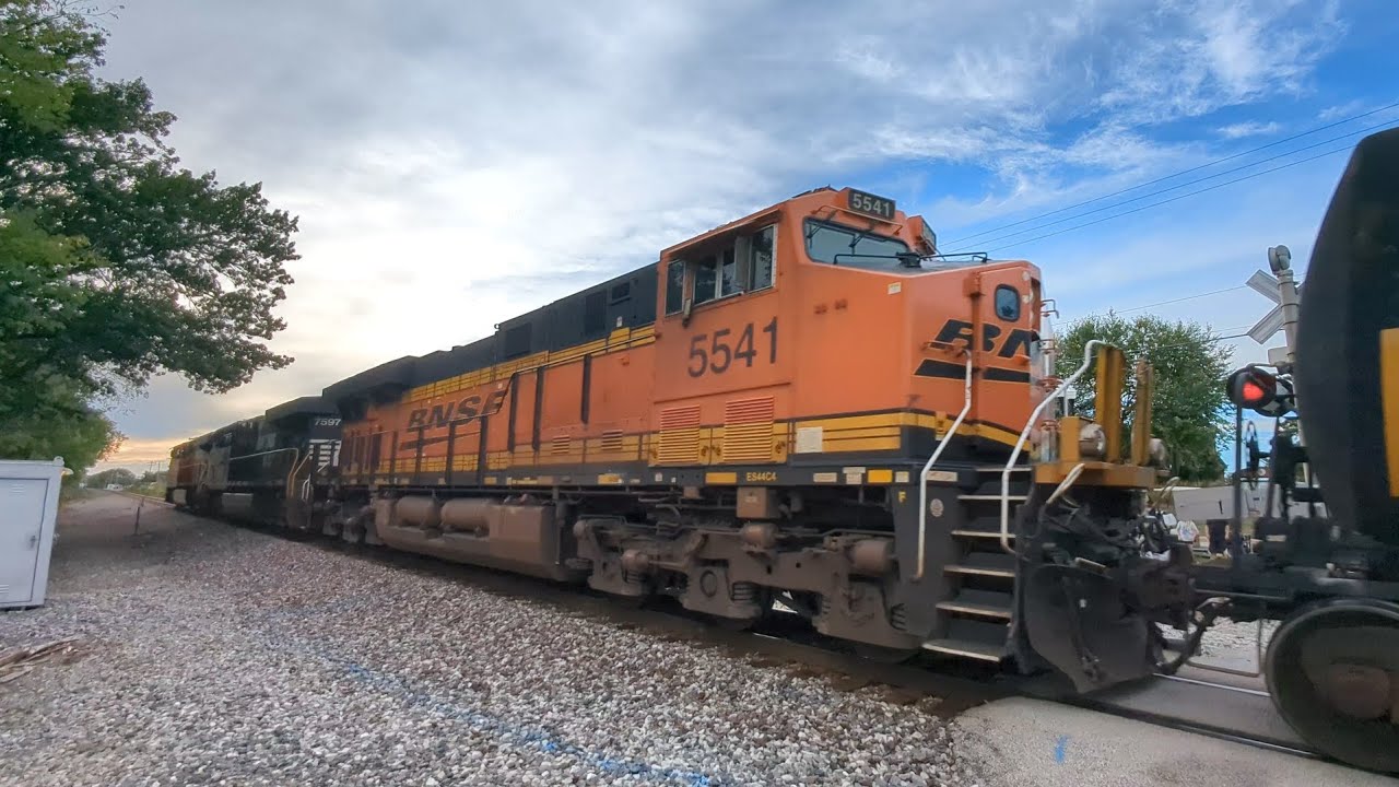 NS 33K Hauls Through O'Fallon, MO! With Horn Salute! - YouTube