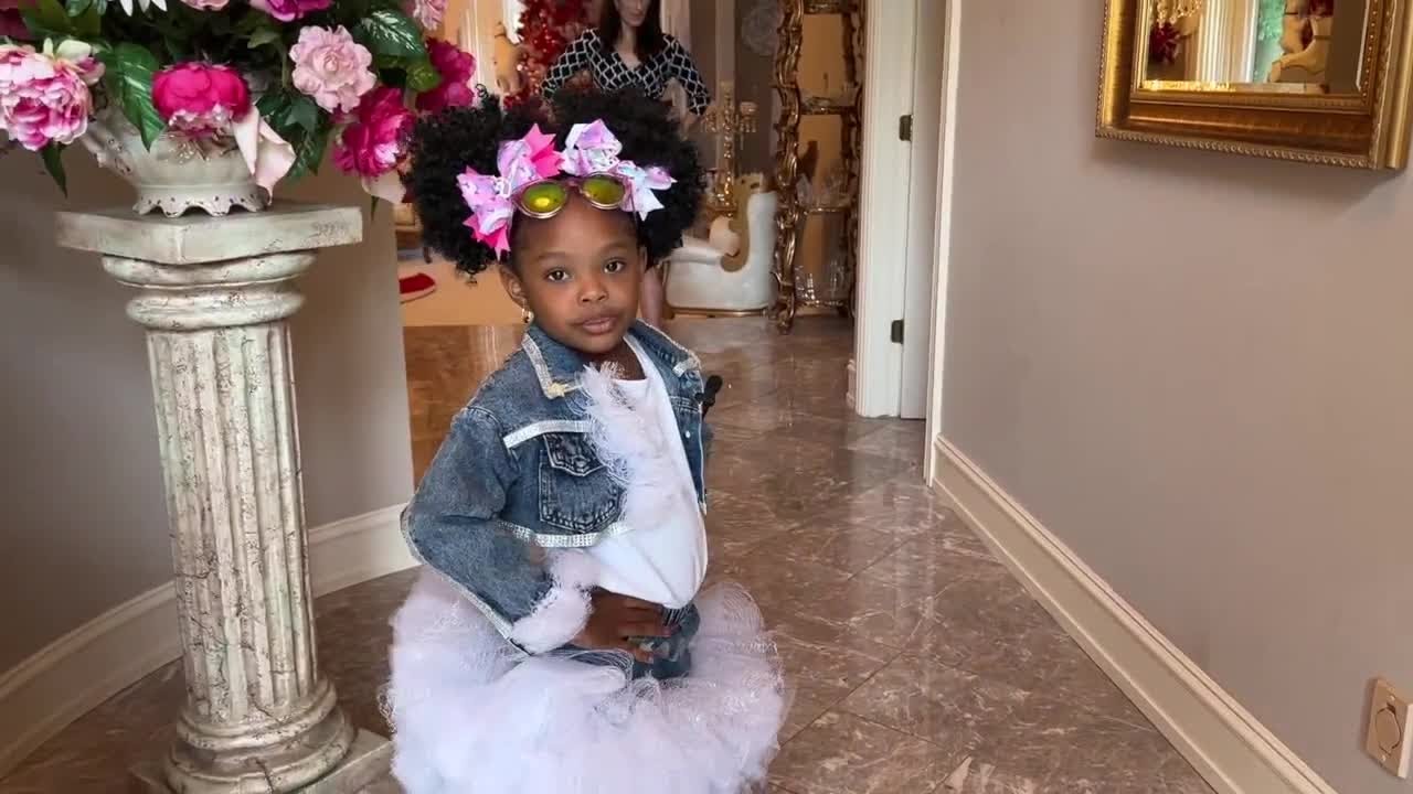 Meet the 5-year-old Michigan model who is owning the runway - YouTube