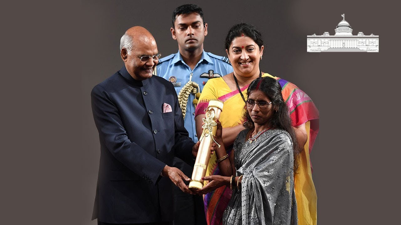 President Kovind presented the Nari Shakti Puraskar to Bina Devi - YouTube