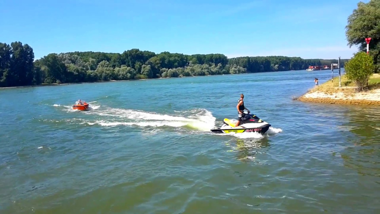 Jetski Fahren Am Rhein
