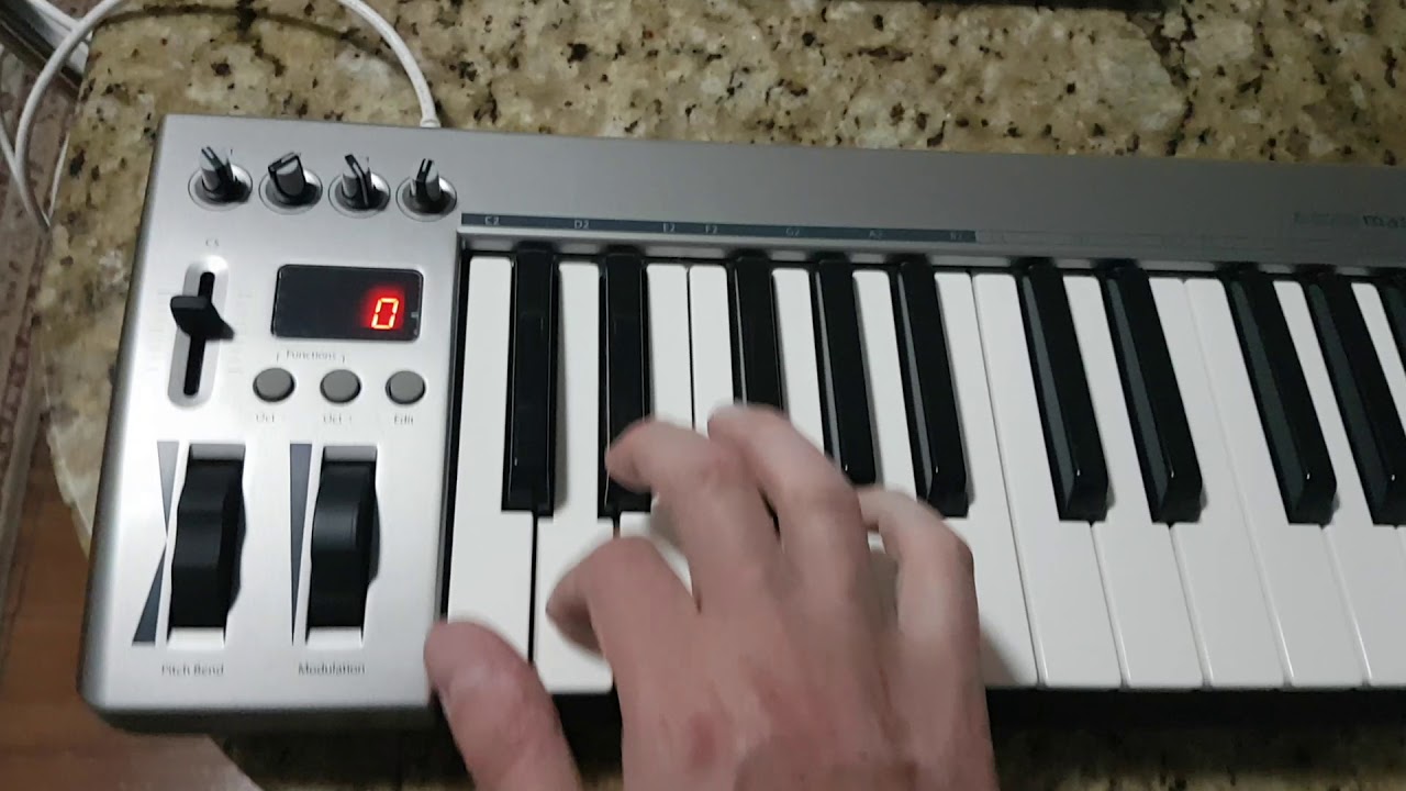 Conectando um teclado controlador MIDI no Synthv1 - YouTube