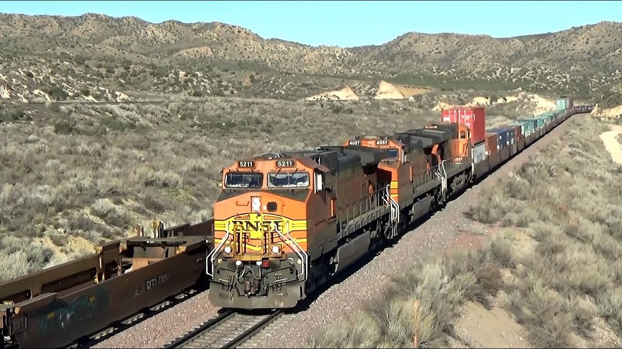BNSF Meetup between loaded and empty container rakes at Cajon Pass (3 ...