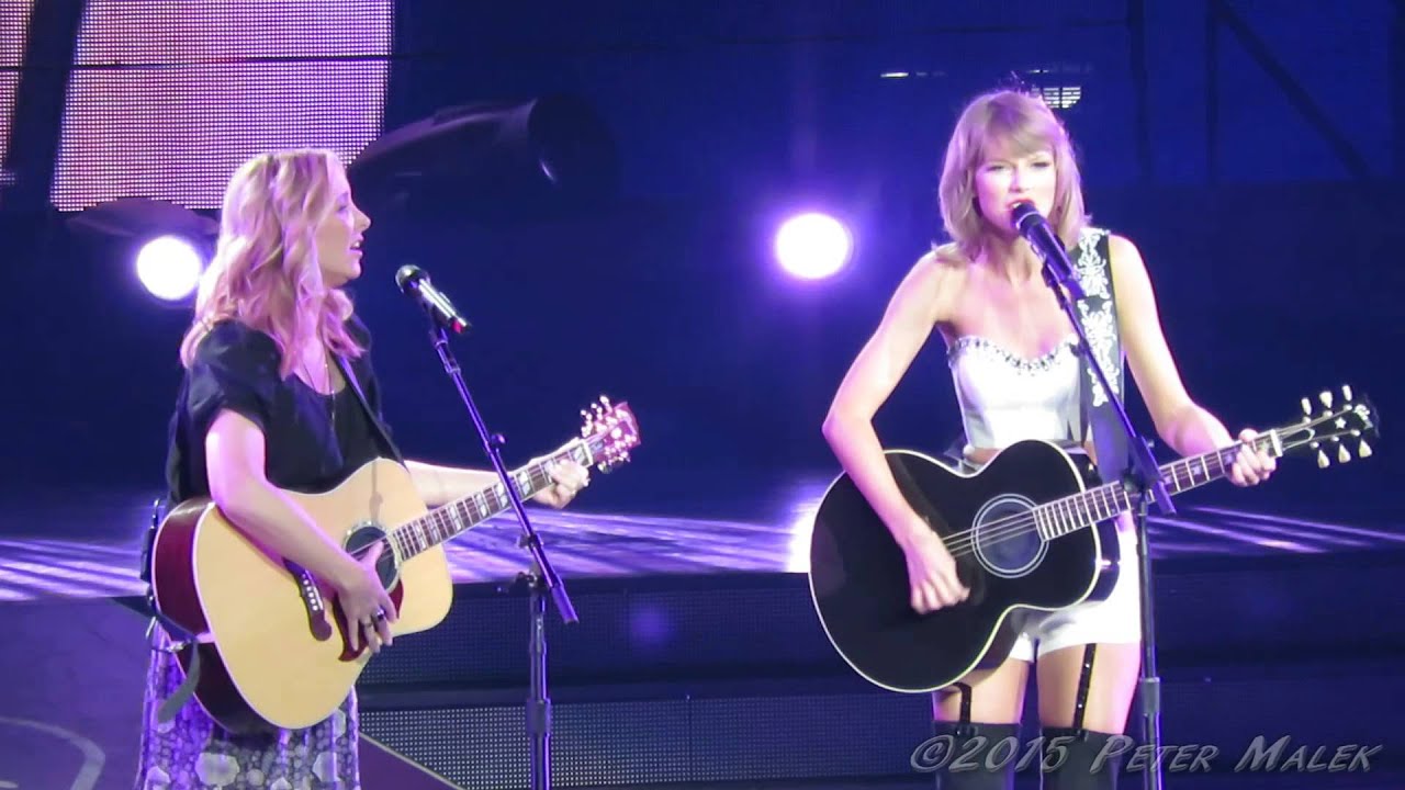 Lisa Kudrow & Taylor Swift - Smelly Cat - Live At The Staples Center ...