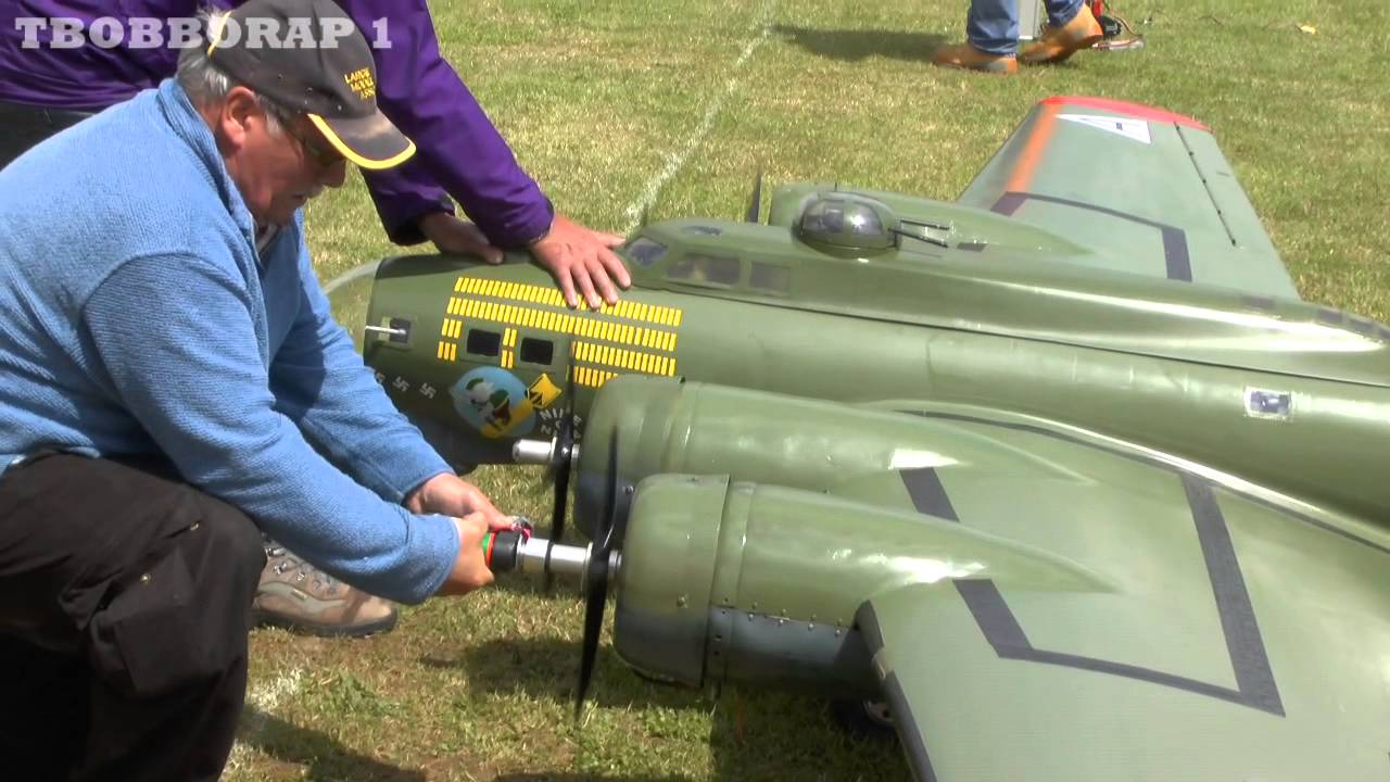 GIANT SCALE RC WW2 BOMBERS - 3 WELLINGTONS & B17 FORTRESS LMA AT ...