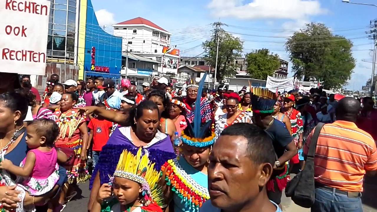 Vredesloop Inheemsen op Dag der Inheemsen 2016 - YouTube