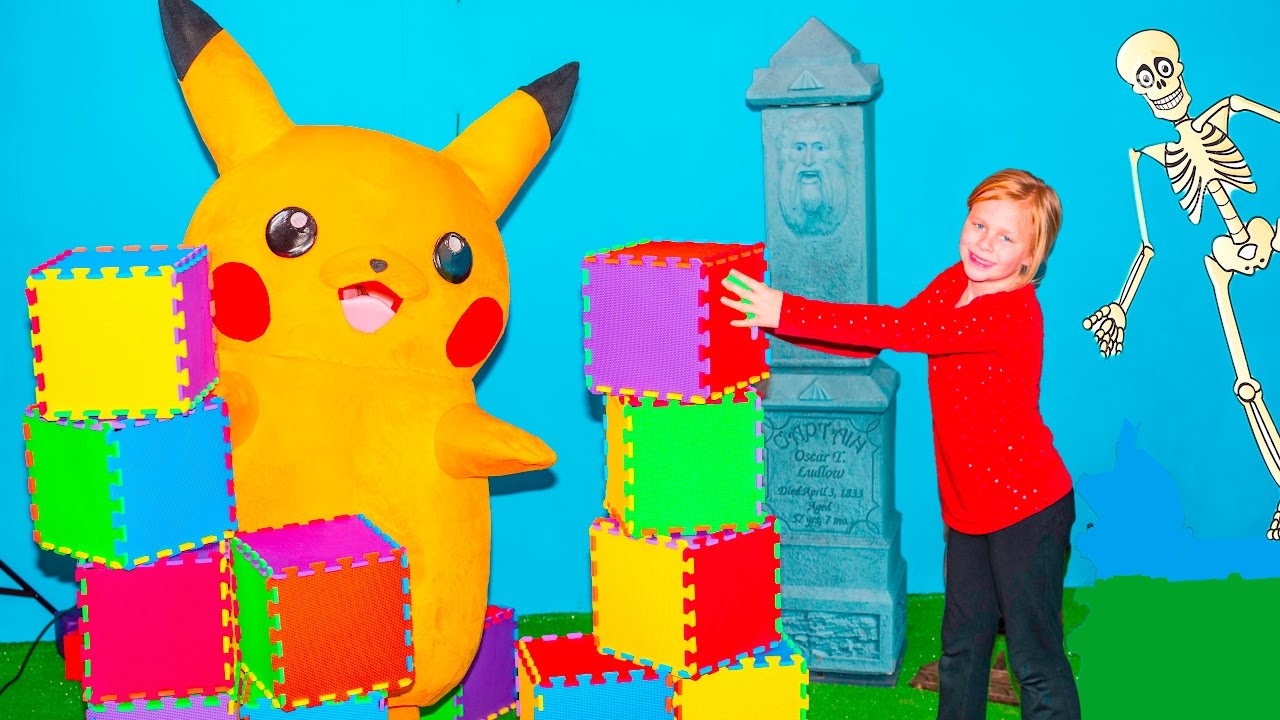 ASSISTANT Mystery Inflatable Bounce House Hunt for Bones the Skeleton ...