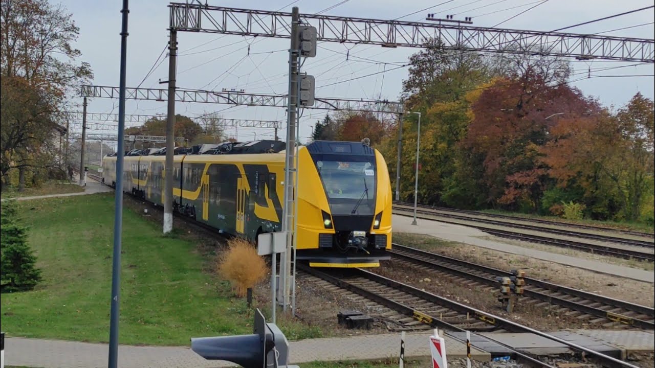 Electric train ŠKODA 16ev-003 at Salaspils station. Latvia - YouTube