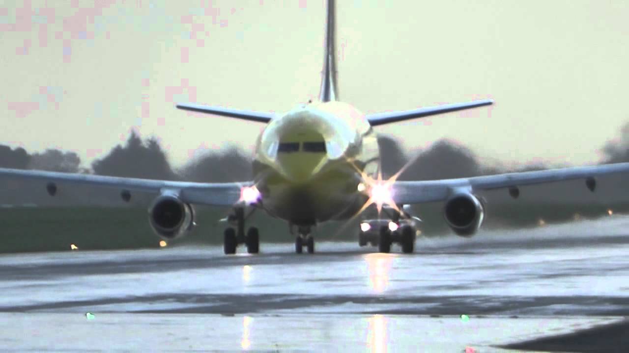 AIRWORK NZ BOEING 737-219C ZK-NQC TAKE OFF - HAMILTON - YouTube