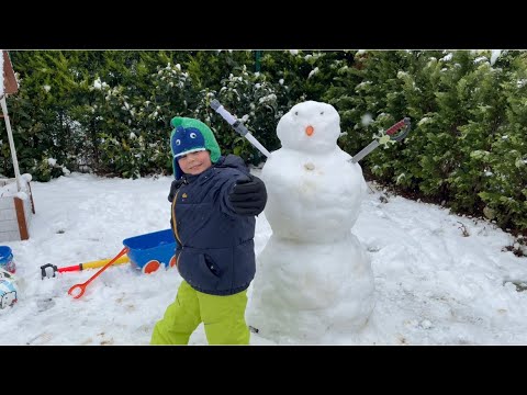 Yusuf kardan adam yaptı⛄️ Kolları kılıçtan, burnu havuçtan, gözleri taştan😂 Çok eğlendik🥳