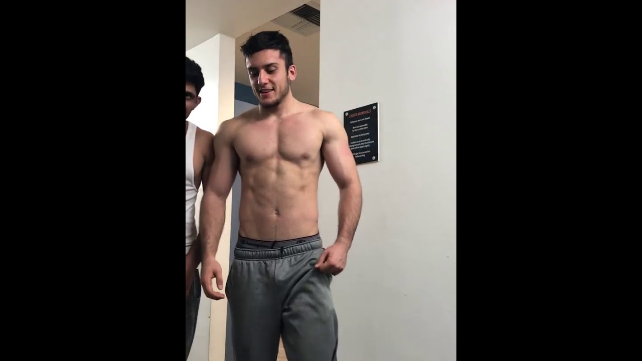 18 YEAR OLD BODYBUILDER POSING ROUTINE 💪💪 - YouTube