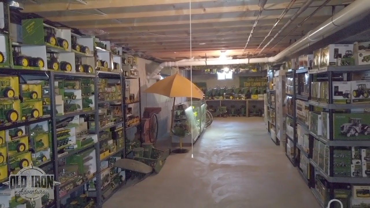 Tour An Awesome Vintage John Deere Collection - Aumann Auctions - YouTube