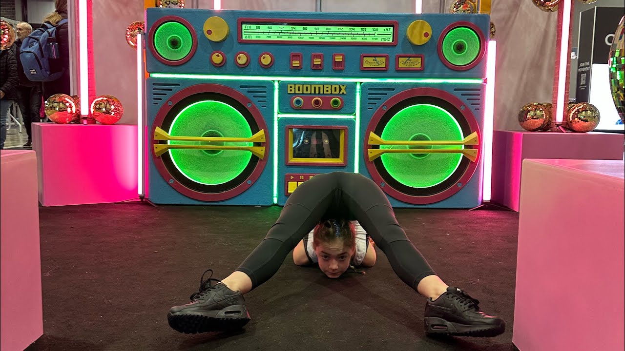 Robyn & Skylar Betteridge perform with there show time circus family at ...