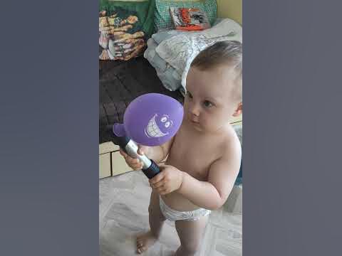 Надувает насосом воздушный шарик - YouTube