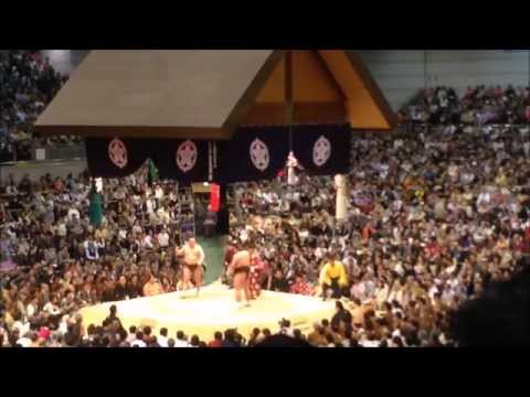 [Japan Trip] Sumo Osaka 2015: Hakuho v.s. Terunofuji, Throwing ZABUTON ...