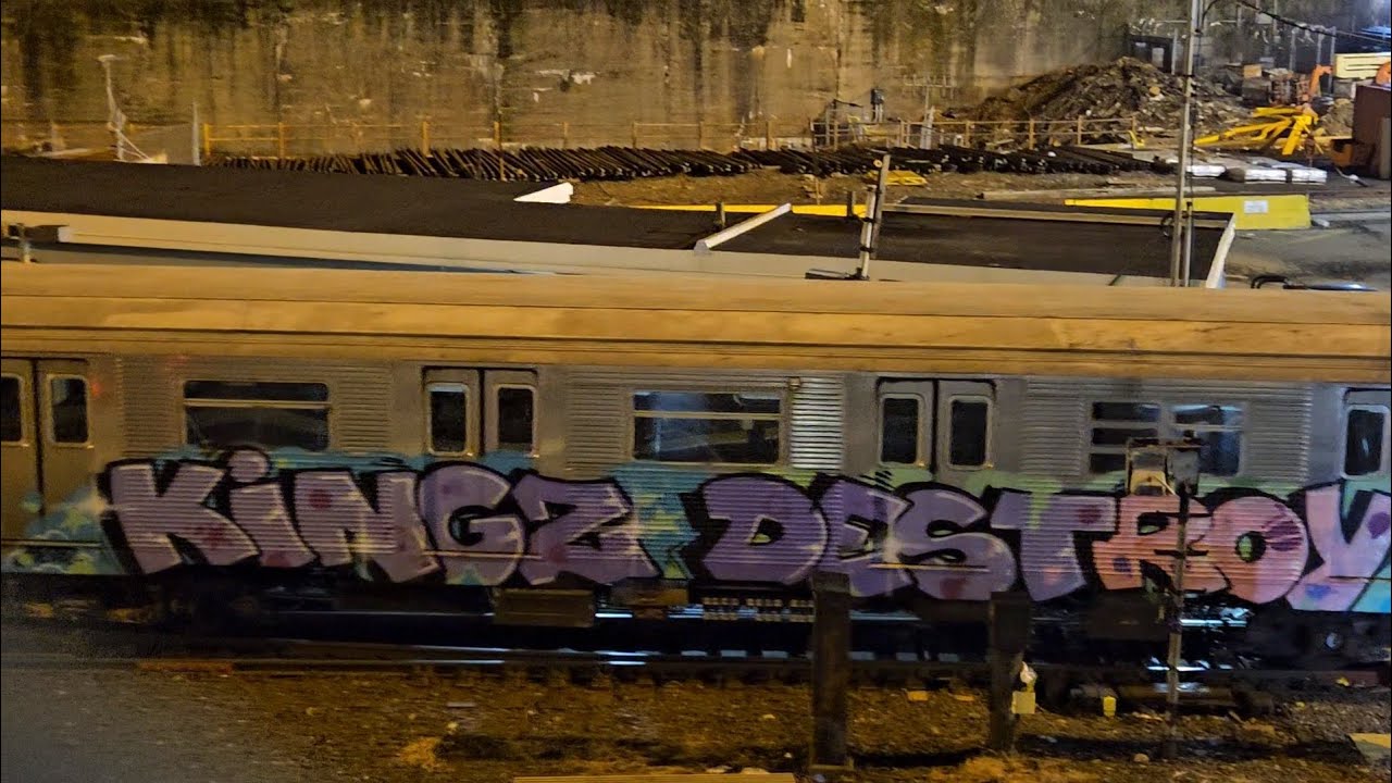 R32 Scrap Train Being Moved into 9th Avenue Yard - YouTube