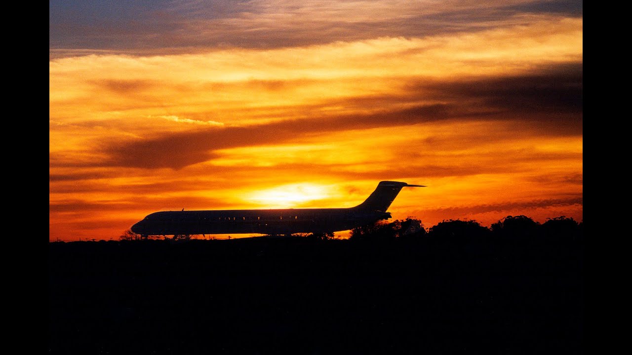 AMAZING MD80 COCKPIT LANDING - YouTube