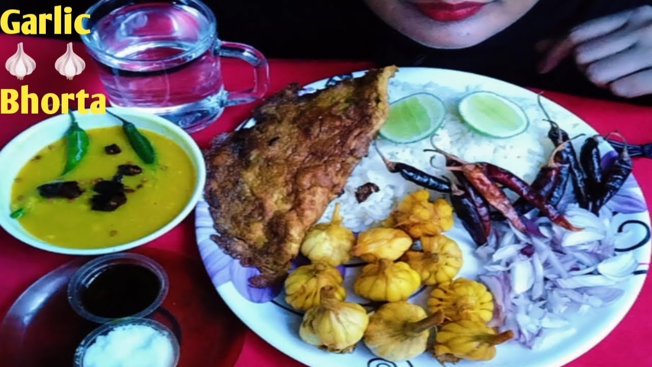 ASMR SPICY GARLIC BHORTA, WITH RICE, DAAL, AND EGG OMELETTE || MESSY ...