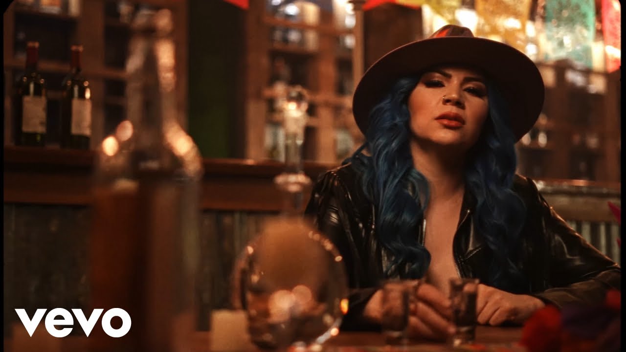 Savry - Víbora Malvibrosa (Video Oficial) - YouTube