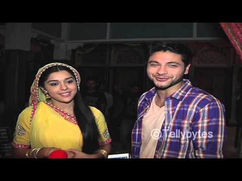 Viplav saves Dhaani from fire in Ishq Ka Rang Safed