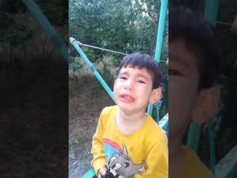 Kedi icin aglayan cocuk