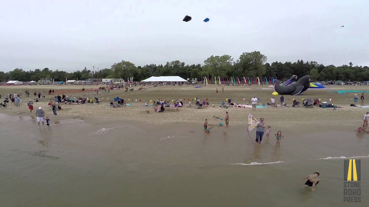 Kites Over Lake Michigan - Two Rivers, WI - YouTube