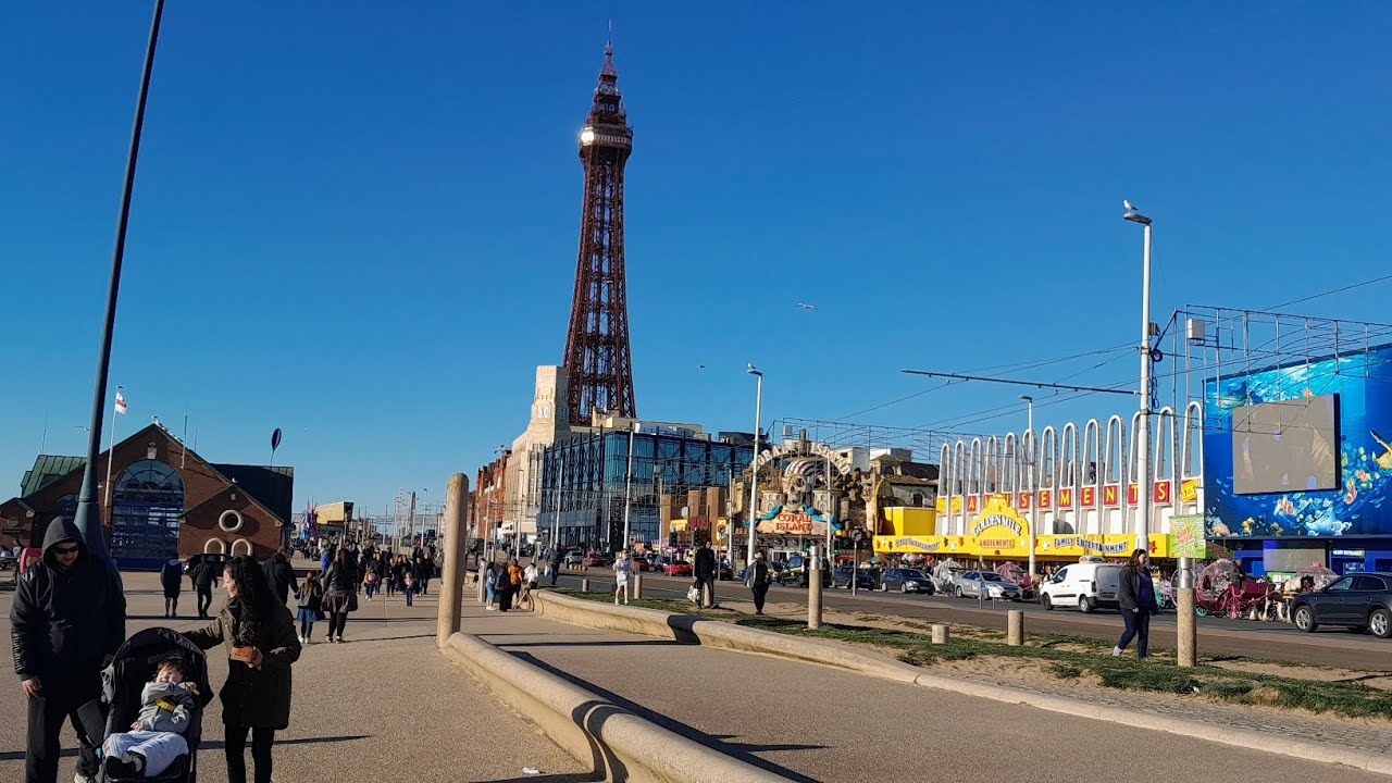 WALK ABOUT TOWN: Good Friday Afternoon In Blackpool - YouTube