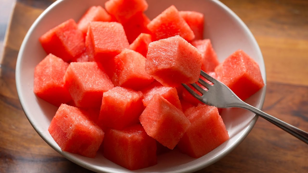 How to Cut a Watermelon into Cubes - YouTube