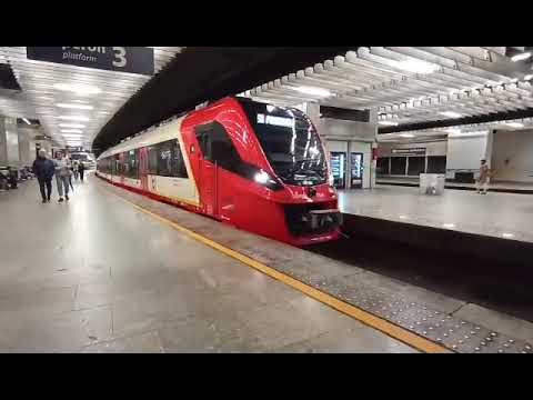 Odjazd podwójnego pociągu ŁKA Łódzka Kolej Aglomeracyjna na stacji PKP Warszawa Centralna - YouTube