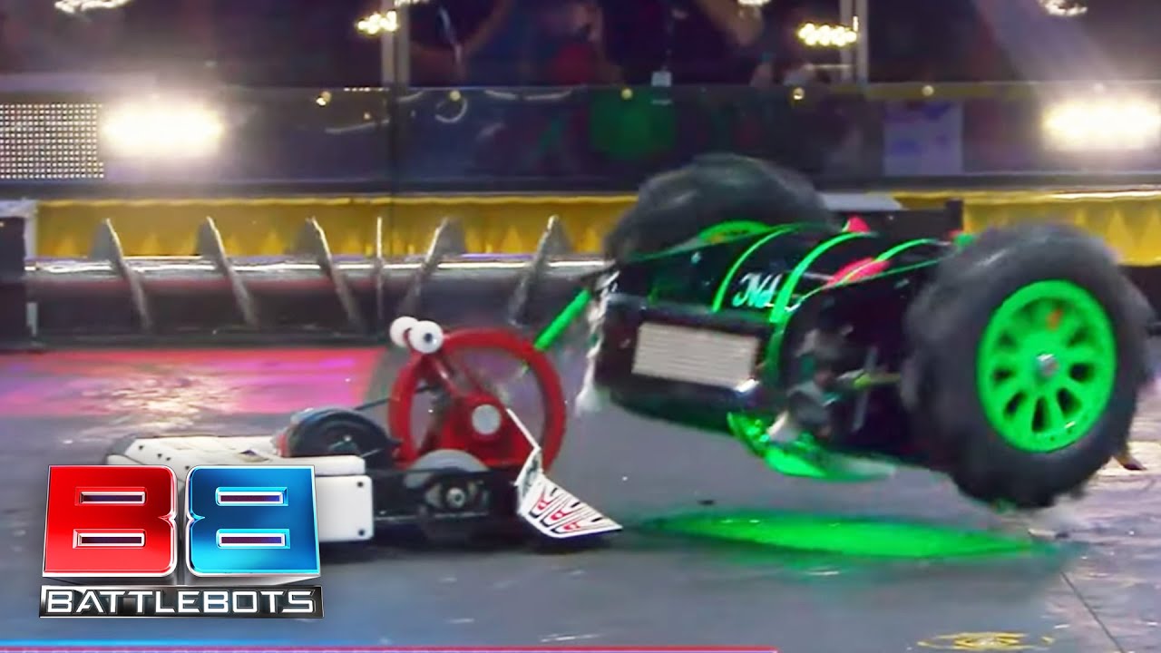 WAR HAWK v AXE BACKWARDS | BattleBots - YouTube