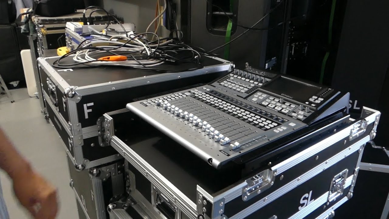 Modifying a road/rack case for a Presonus 32SC console - YouTube