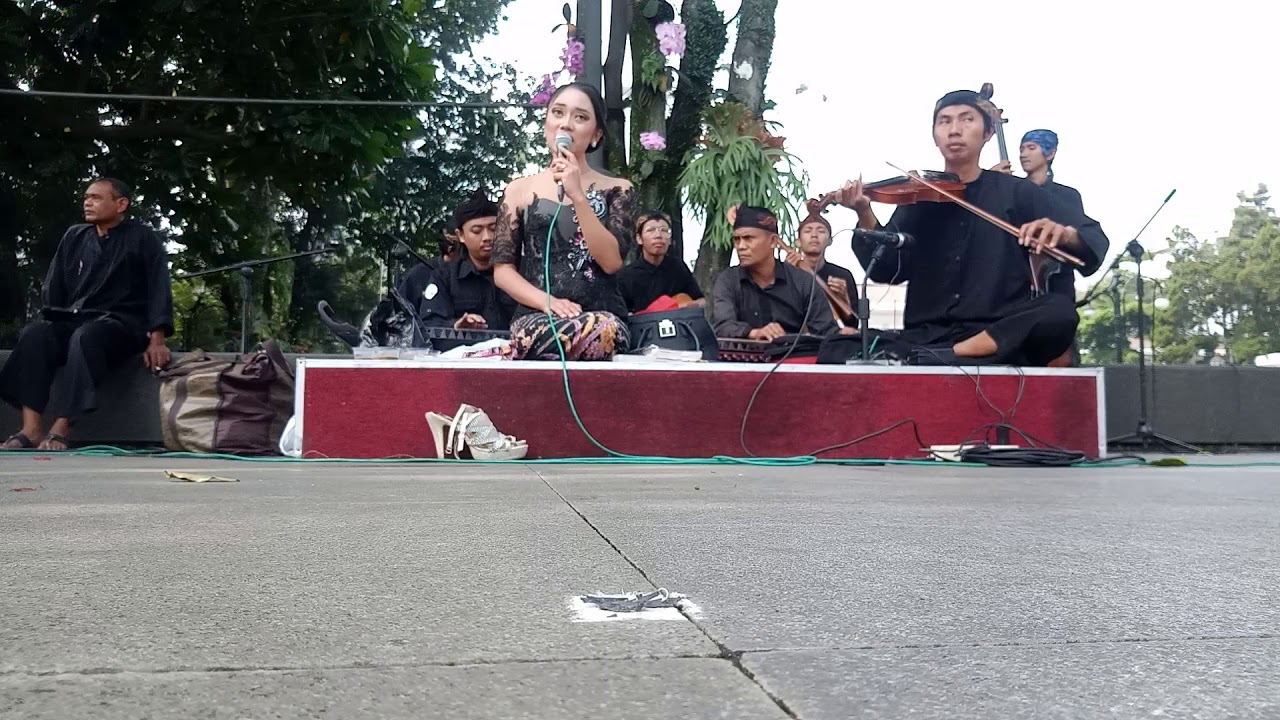 Tembang Sunda Keroncong Hariring Bandung Neng Dila - YouTube