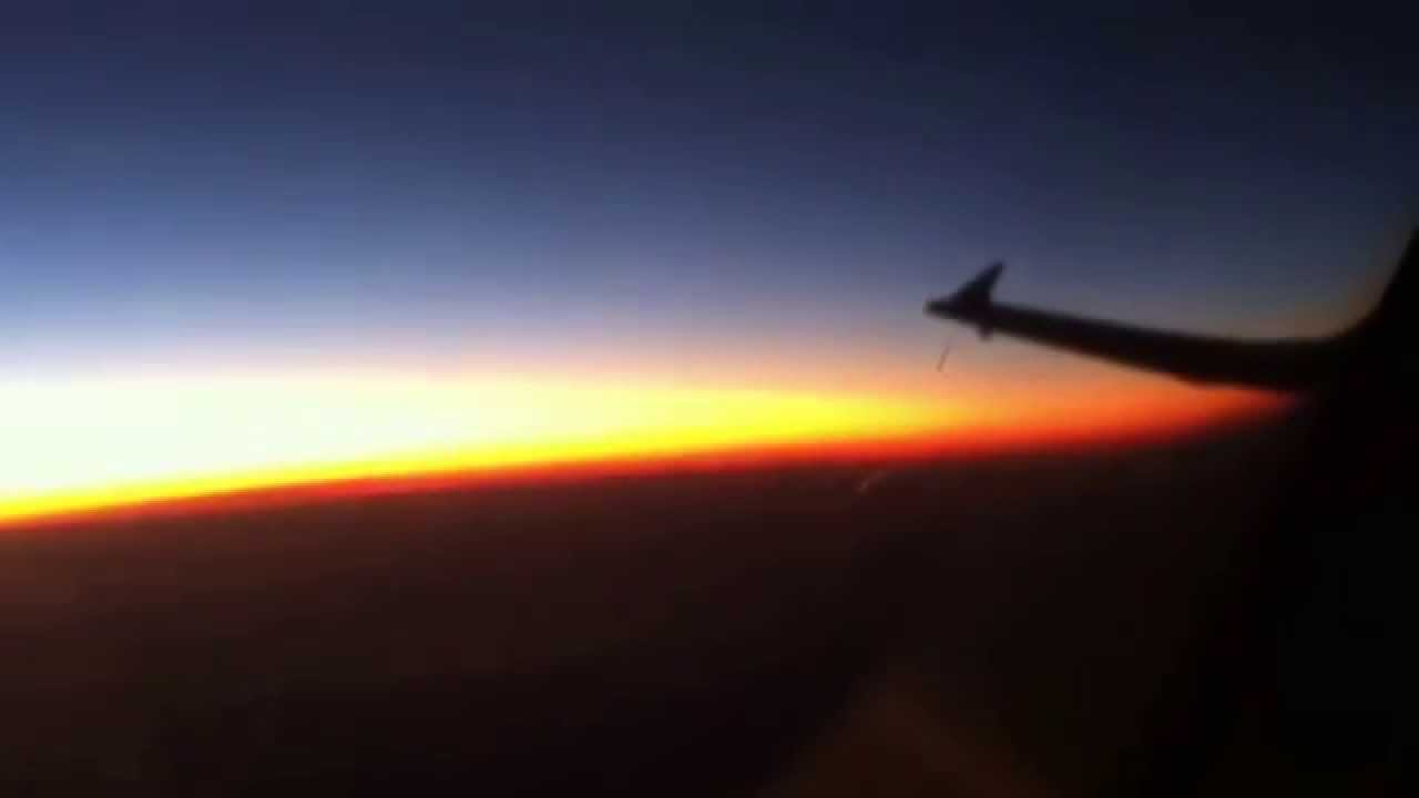Curve of the Earth seen on a passenger flight - YouTube