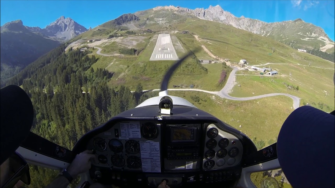 Landing LFLJ Altiport de Courchevel - YouTube