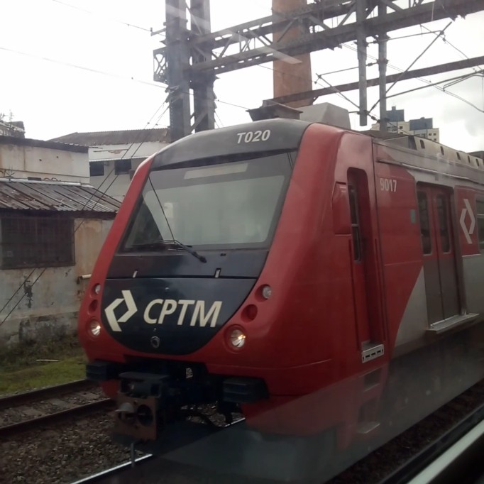 Série 9000 (T020) da CPTM passando ao lado do 2500 no brás #cptm #trem ...
