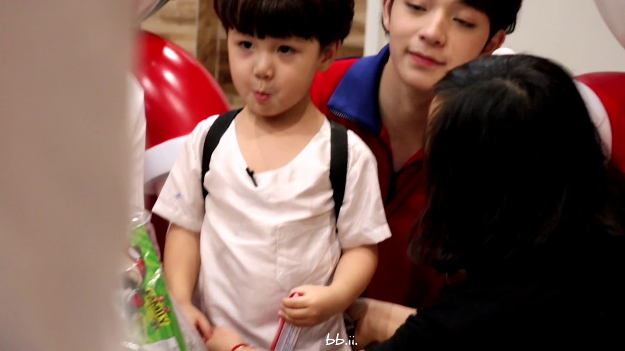Baby bas with Baby haohao - YouTube