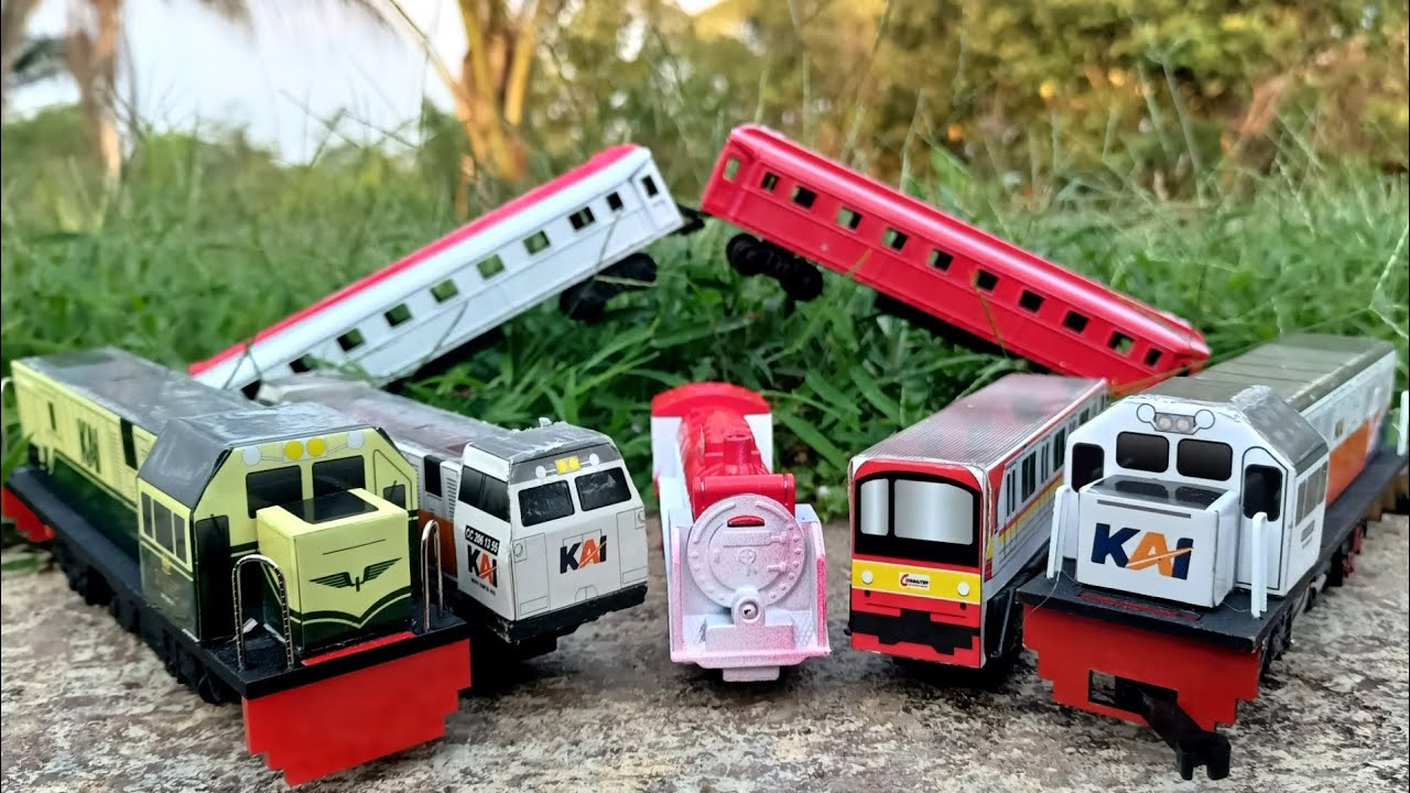 Merakit kereta api dan menjalankan kereta api,kereta api merah putih ...
