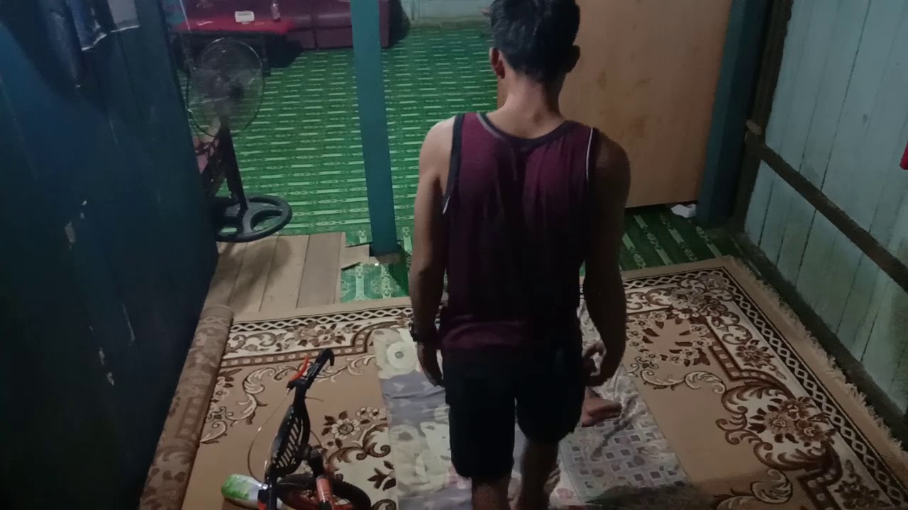 Lagi gangguin ponaan yang lagi tidur - YouTube