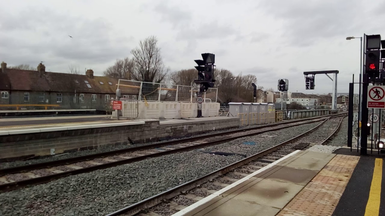 A Class 168 Chiltern Turbo Diesel Multiple Unit (DMU) terminates in ...