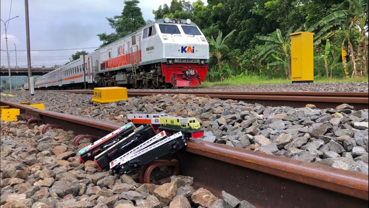 Merakit Kereta Api CC 201,CC 203 Sampai Anjlok Di Rel Dan Kereta ...