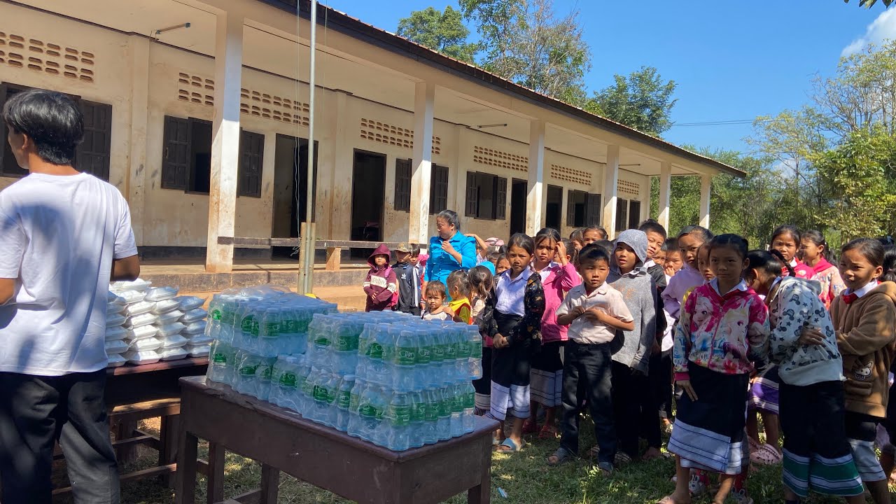 สาวฟาร์มทำข้าวกล่องแจกเด็กนักเรียนประถมทอดไข่ดาว 200 ฟอง ไหวไหม? - YouTube