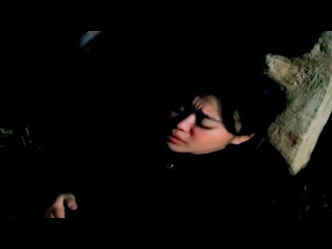 Bumil Melahirkan sendirian di kolong jembatan 